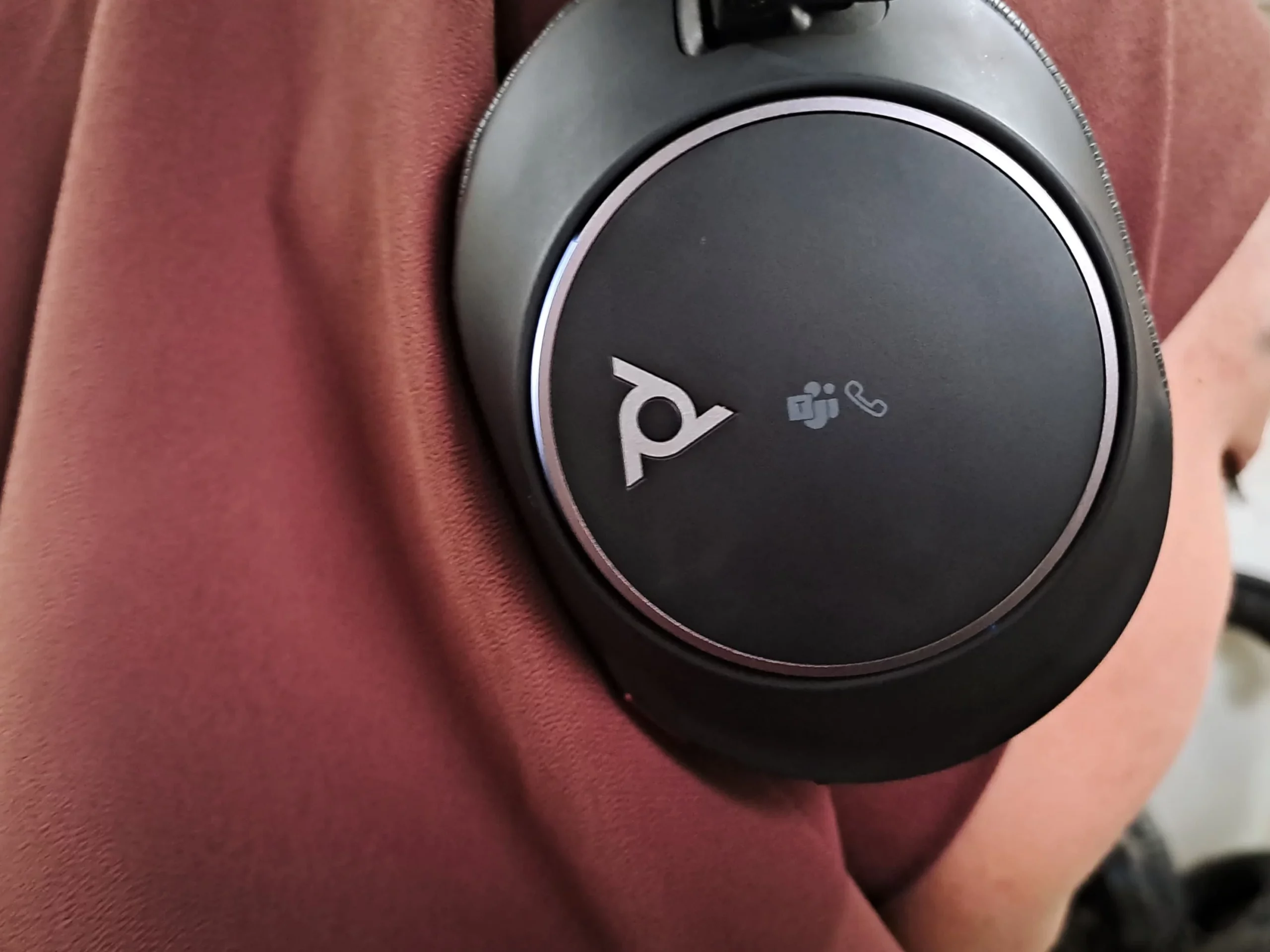 Review Poly Voyager Surround 80 UC: Headphone yang Canggih